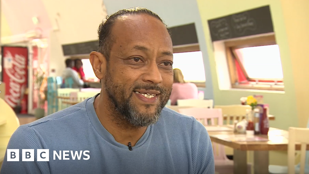 Visually impaired runner praises islanders - BBC News