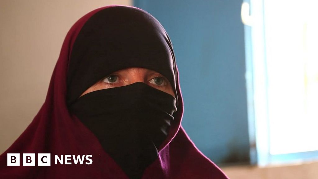 Lisa Smith: Irish police given more time to quiz IS recruit - BBC News