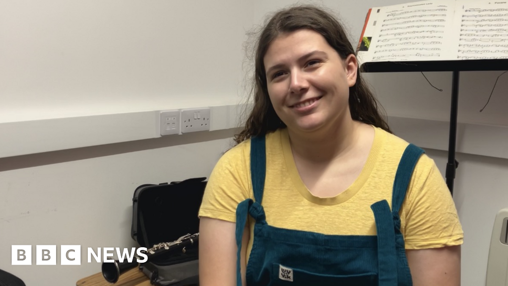 Guernsey teacher to raise money after brain tumour surgery - BBC News
