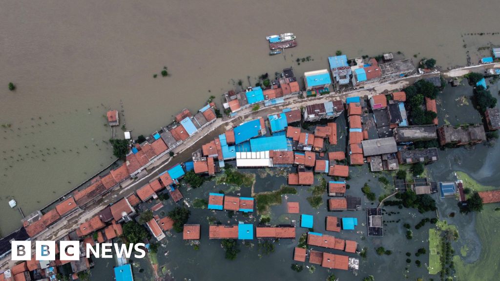 China floods: Huai river alert level raised amid heavy rains - BBC News