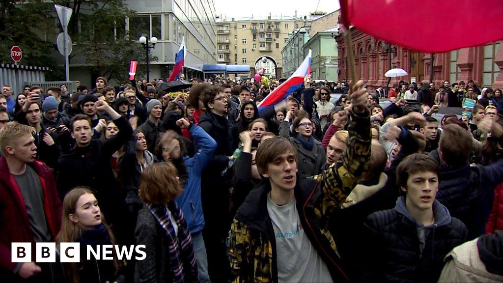 Moscow protesters march towards Kremlin, but blocked by police
