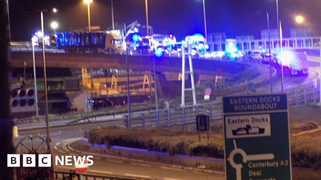 Lorry driver held after Dover crash leaves two dead - BBC News