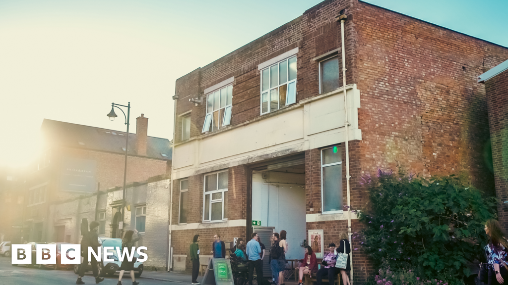 Leicester art gallery Two Queens seeks support to avoid closure - BBC News