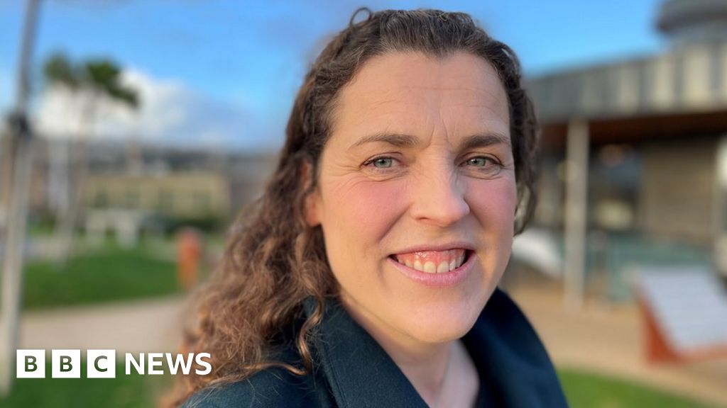 NHS Wales: Doctor staffing shortage as winter pressure hits - BBC News