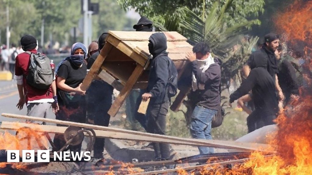 Chile protests: Troops on streets of Santiago - BBC News