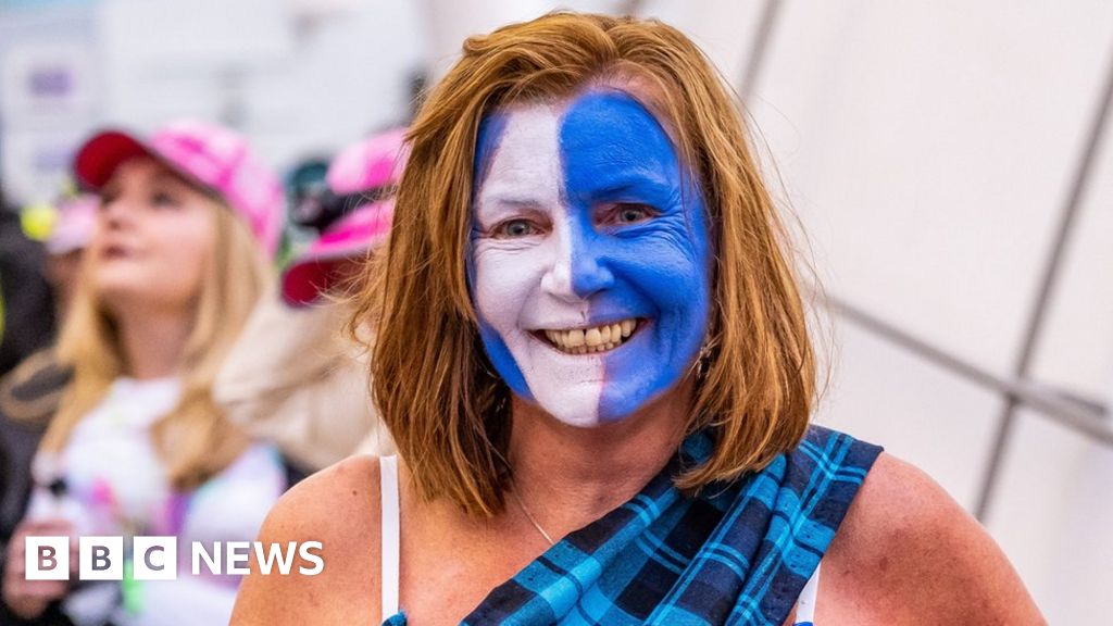 Edinburgh MoonWalk returns to support cancer care - BBC News