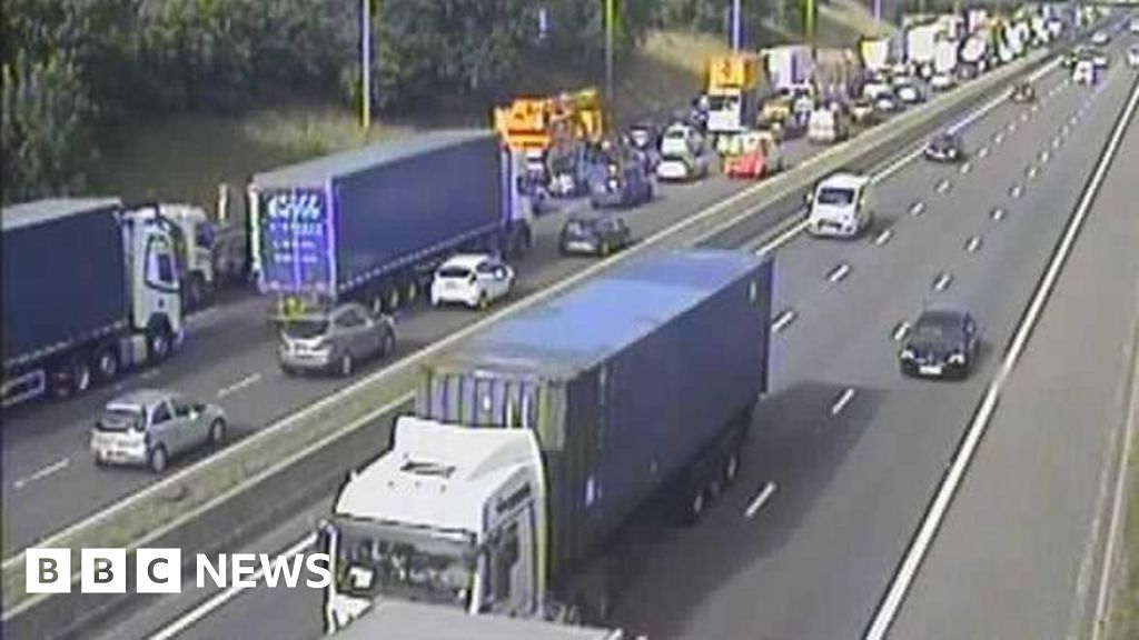 M62 near Huddersfield reopens after lorry fire - BBC News