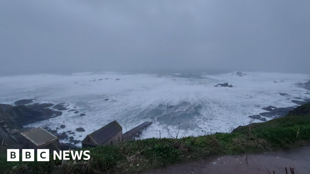Storm Goretti hits Devon and Cornwall with strong winds - BBC News