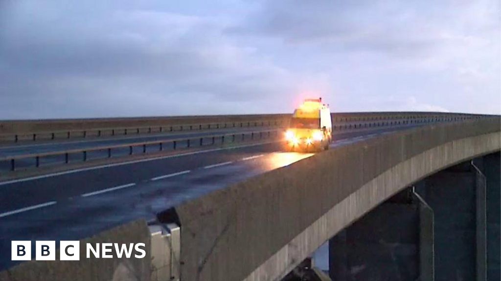 Storm Eleanor causes Orwell Bridge closure - BBC News