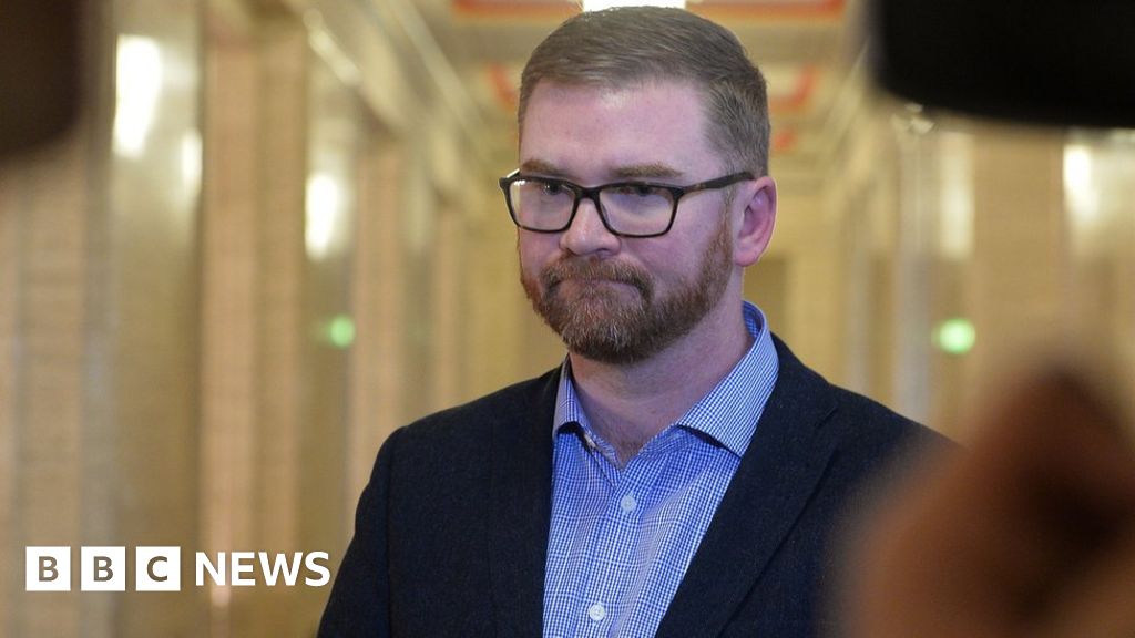 Simon Hamilton: Former DUP minister to leave politics - BBC News