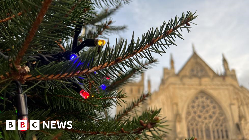 Exeter Cathedral's Christmas market returns for 2021 - BBC News