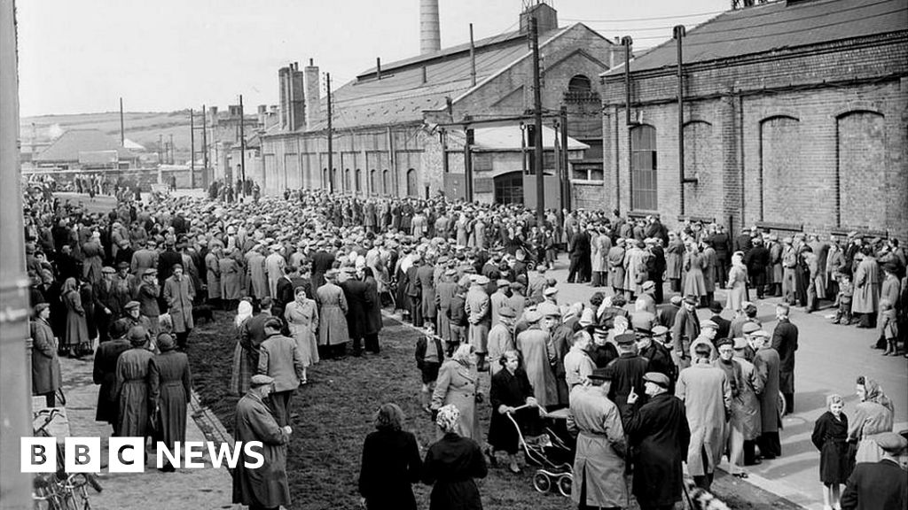 Easington mining disaster remembered 70 years on - BBC News