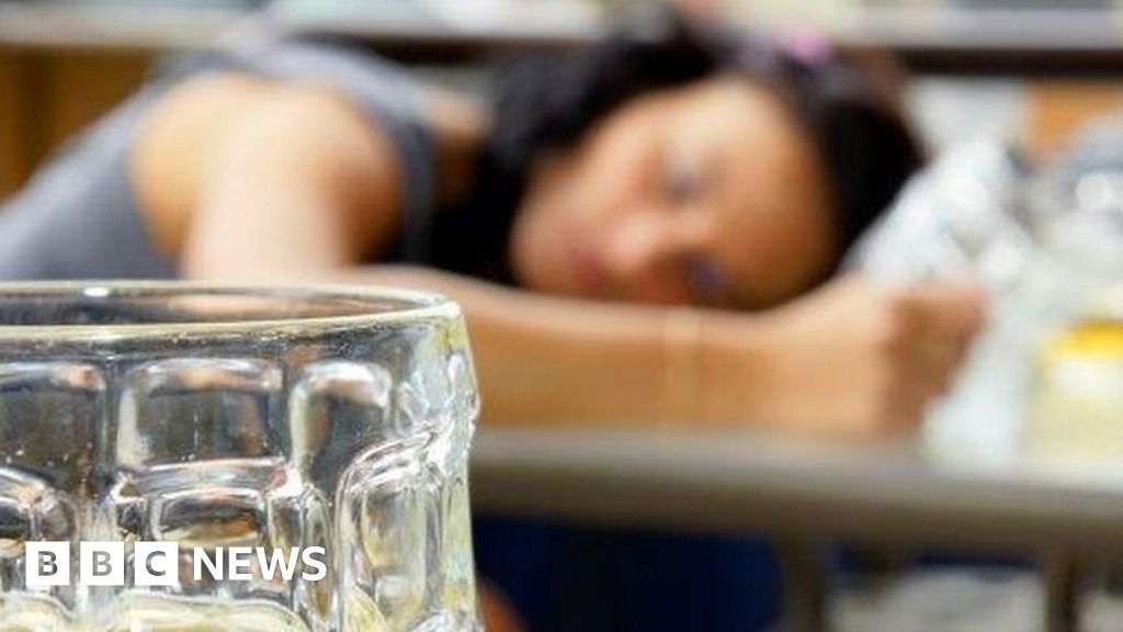 Freshers' week 'isolating and expensive', say head teachers - BBC News