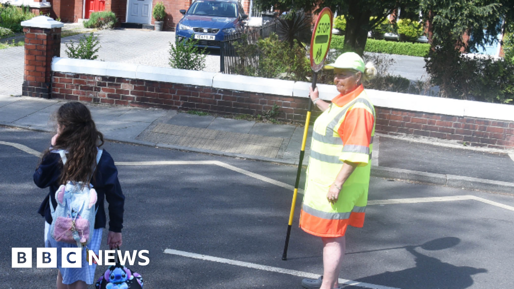 Middlesbrough lollipop staff 'scared' by drivers - BBC News