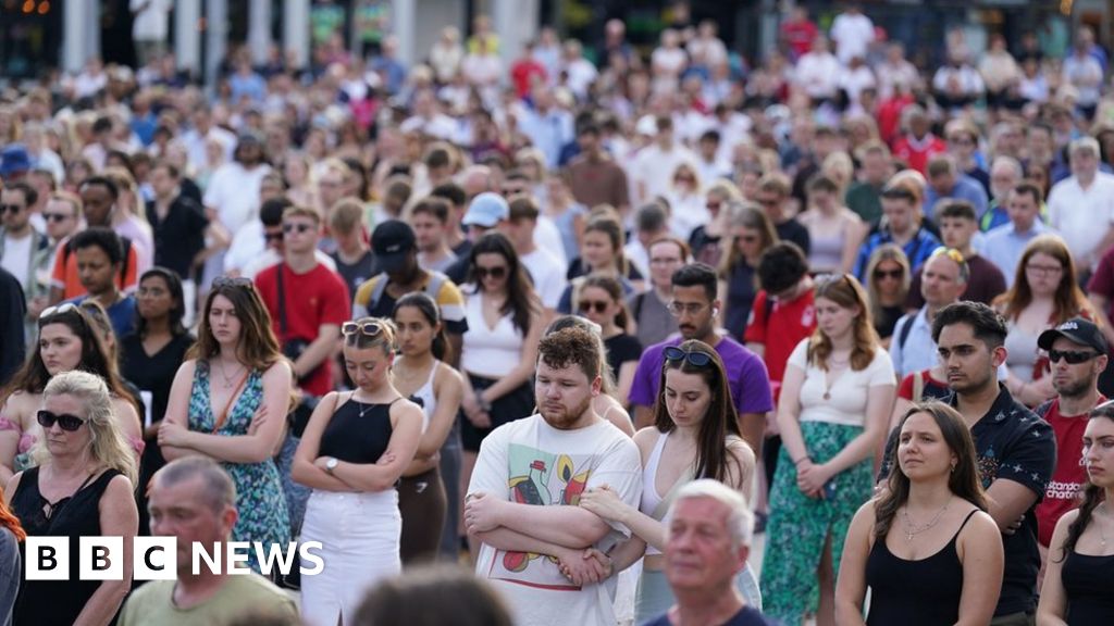 In pictures: City unites in grief at Nottingham attacks vigil - BBC News