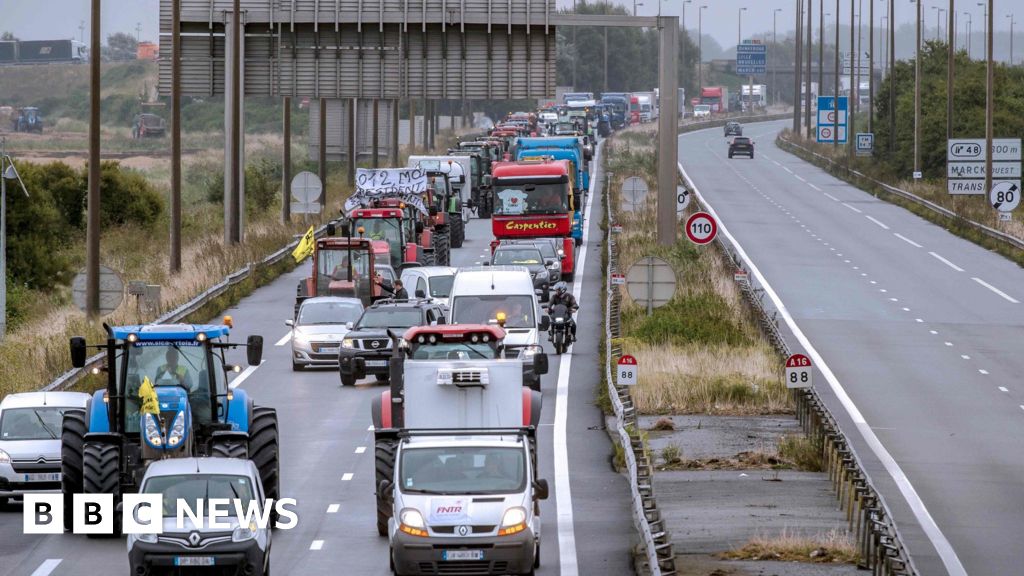 Calais blockade: Protest targets migrant Jungle camp - BBC News