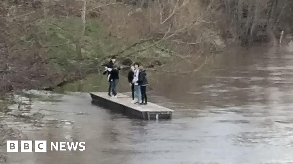 Bathampton river rescue: Dog walkers save trapped teens - BBC News