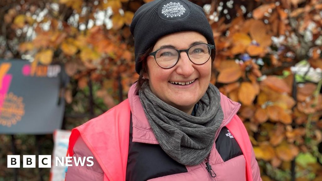 Winchester: Sixth Form college staff join wave of strikes - BBC News