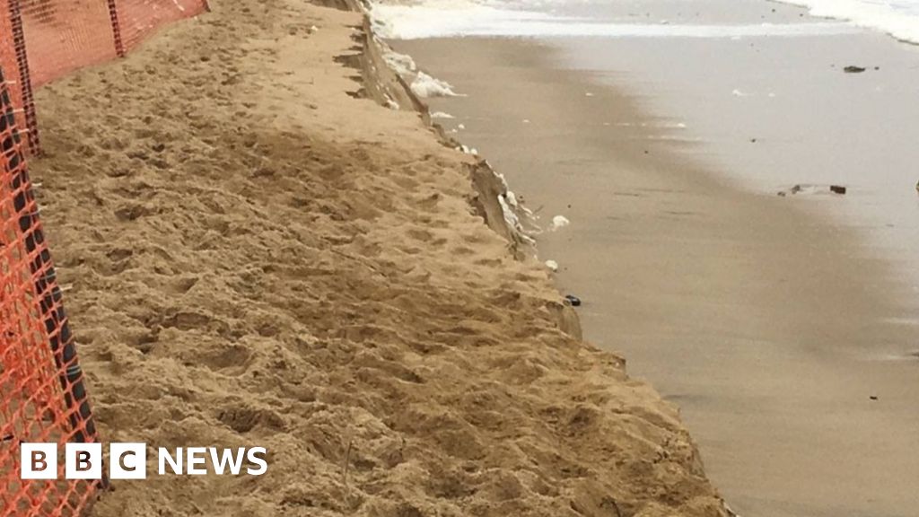 Winterton-on-Sea: Visitor warning over 'dangerous' sand bank - BBC News