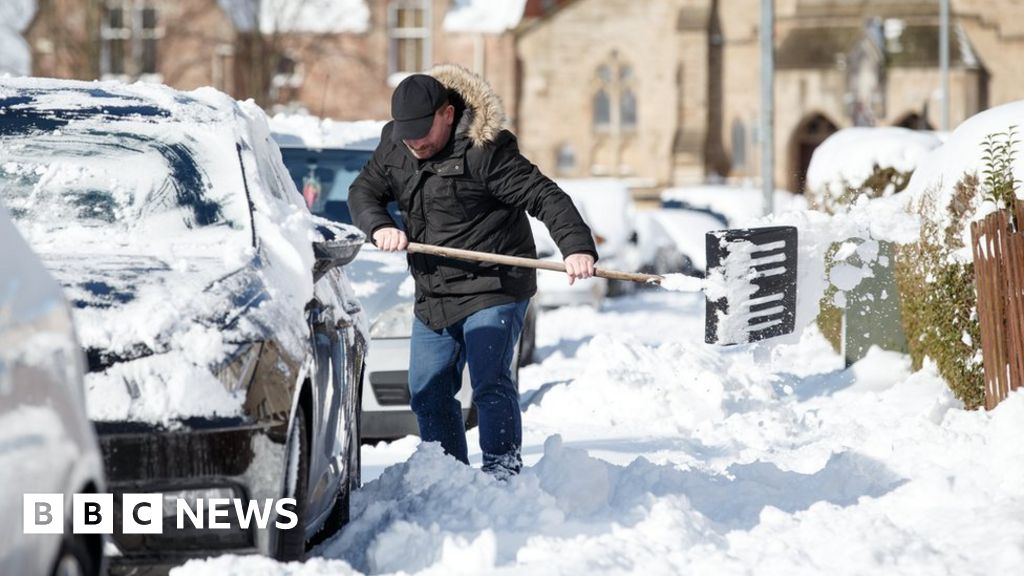 Postal workers in 'pay threat' after red snow warning - BBC News