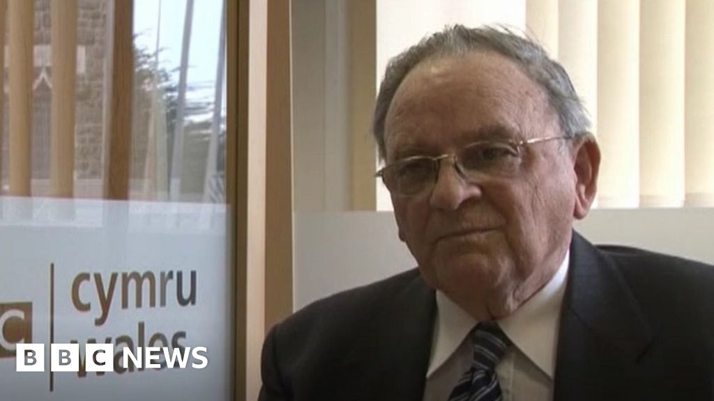 Welsh Conservatives: Ex-chairman Sir Eric Howells dies