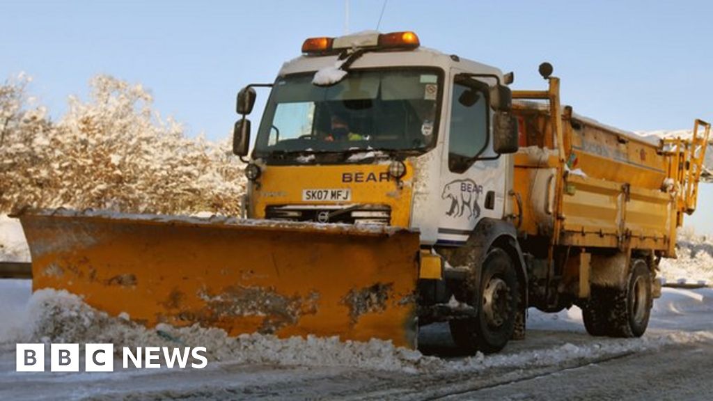 Firefighters 'asked to drive gritters' in Lincolnshire - BBC News