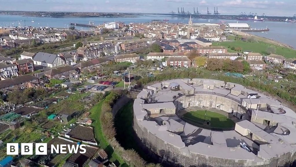 Harwich: Former TV star honours 'wonderful' hometown - BBC News