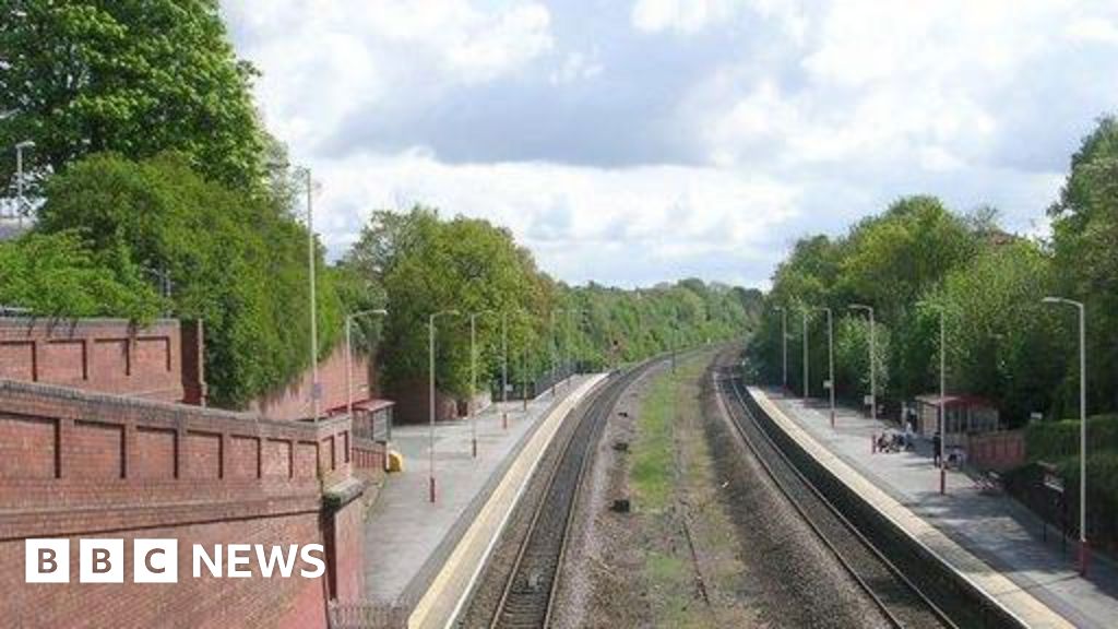Leeds rail delays after 'unexploded bomb' found - BBC News