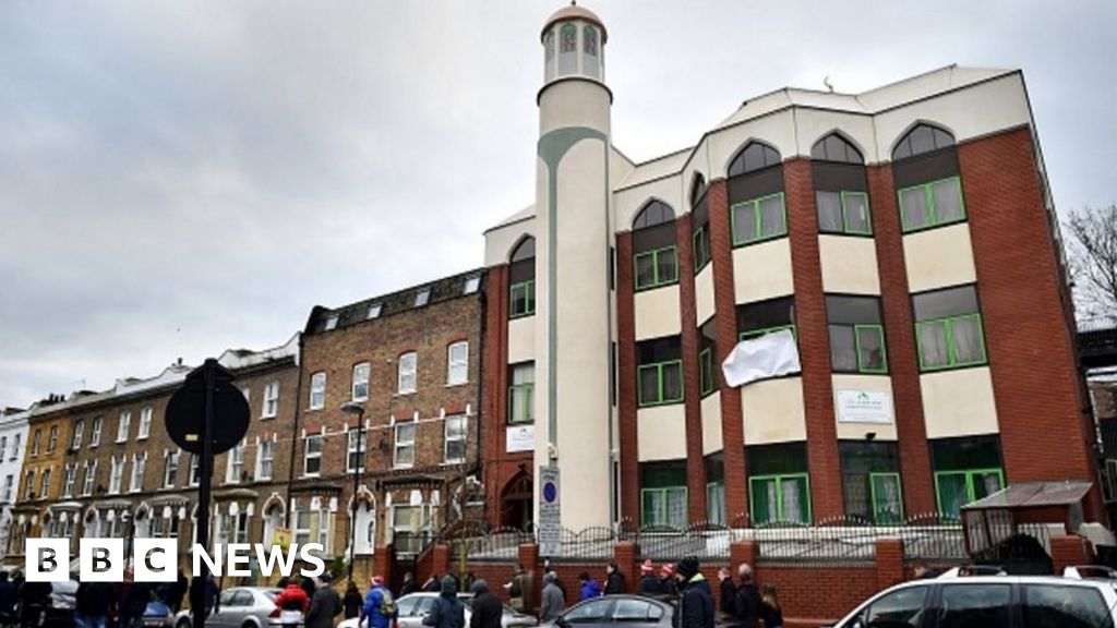 Finsbury Park Mosque: Rain 'saved us from arson attack' - BBC News