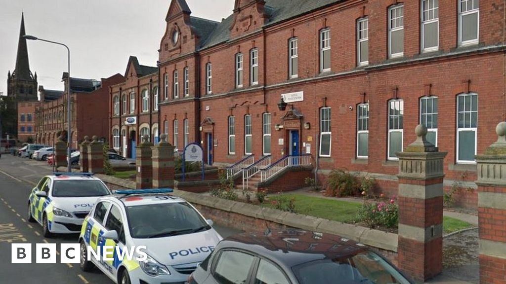 Simon Smith: PCSO pleads guilty to misconduct charges - BBC News