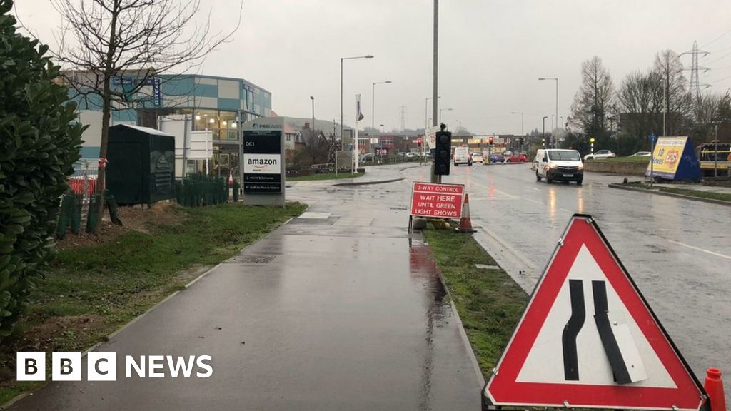 Dunstable Amazon's traffic lights 'causing hour delay' - BBC News