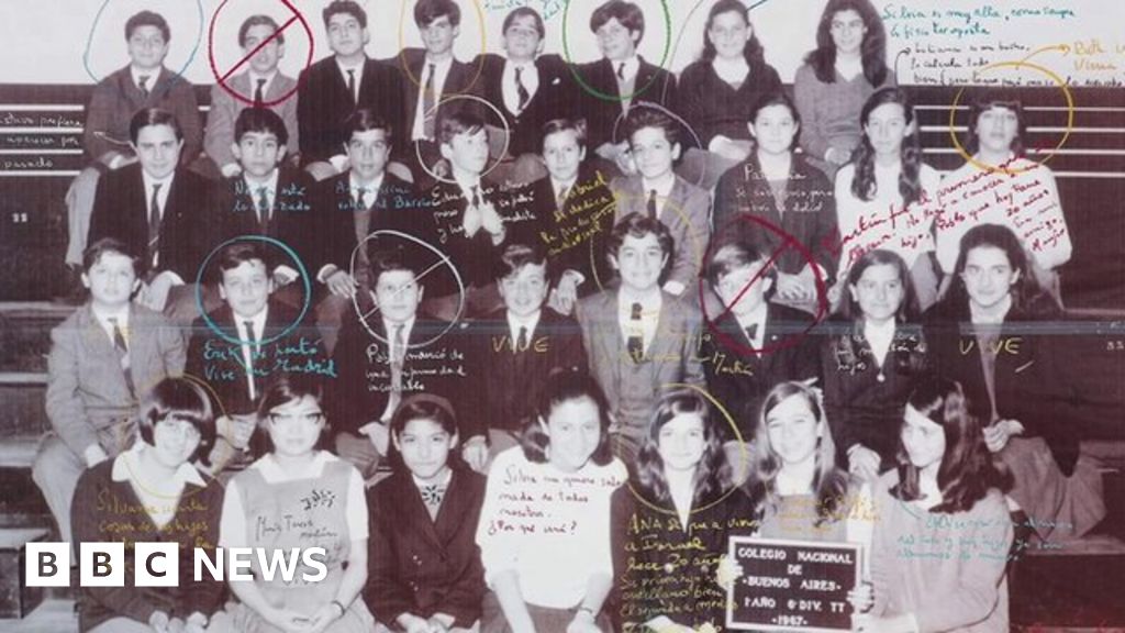 Missing Mexican students: Can art keep their memory alive? - BBC News