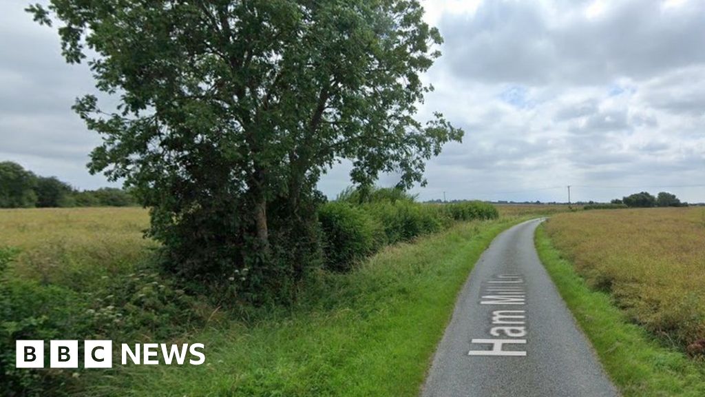 Man killed as car ends up in ditch on Romney Marsh - BBC News