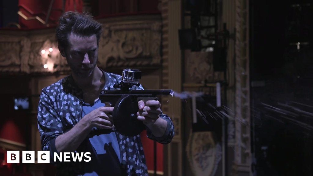 How to make a Bugsy Malone splurge gun - BBC News