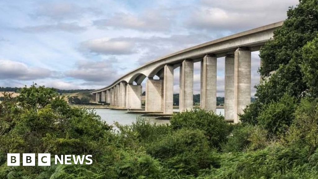 Ipswich's Orwell Bridge reopens to traffic following Storm Isha - BBC News
