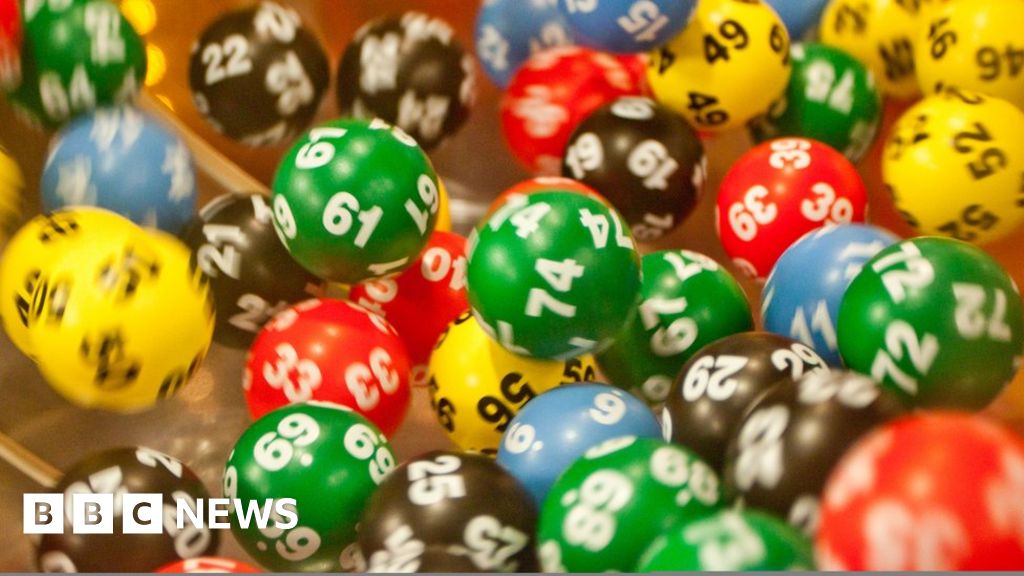Lottery windfall stuns office in Australia - BBC News