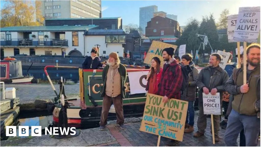 London bargee travellers protest 'discriminatory' surcharge - BBC News