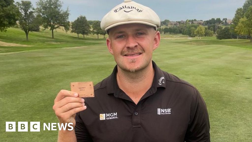 Cornish golfer Harry Hall breaks through to top rank - BBC News