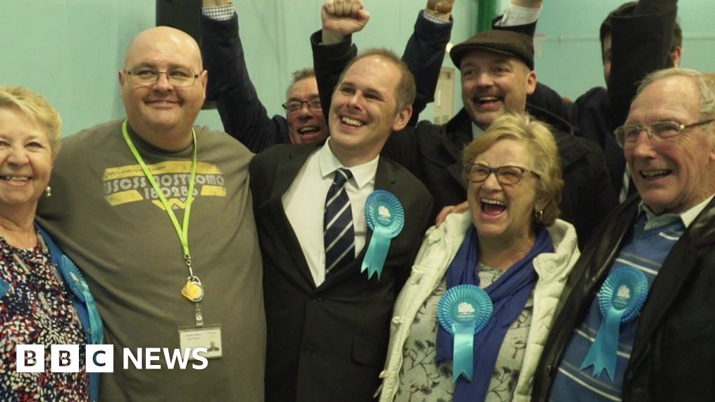 General election 2019: Labour lose Leigh seat to Conservatives - BBC News