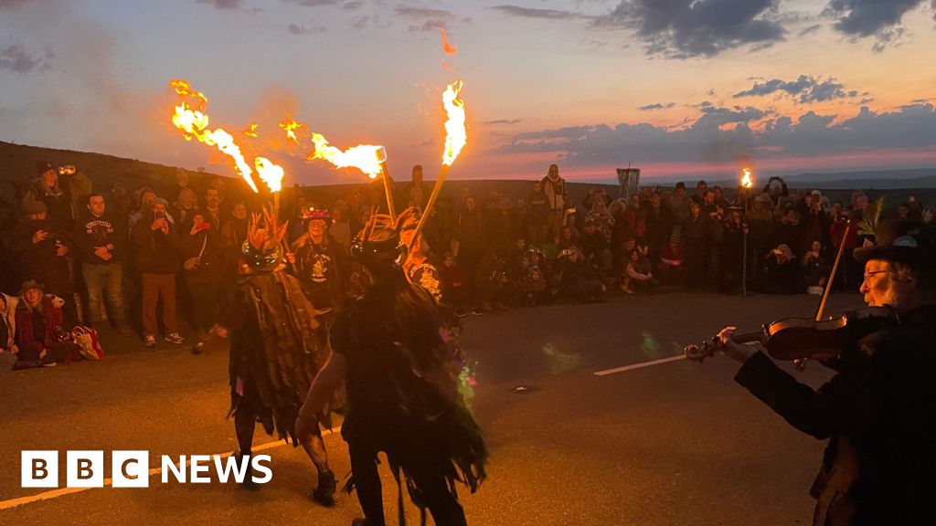 Hundreds gather to celebrate rising of sun of May day
