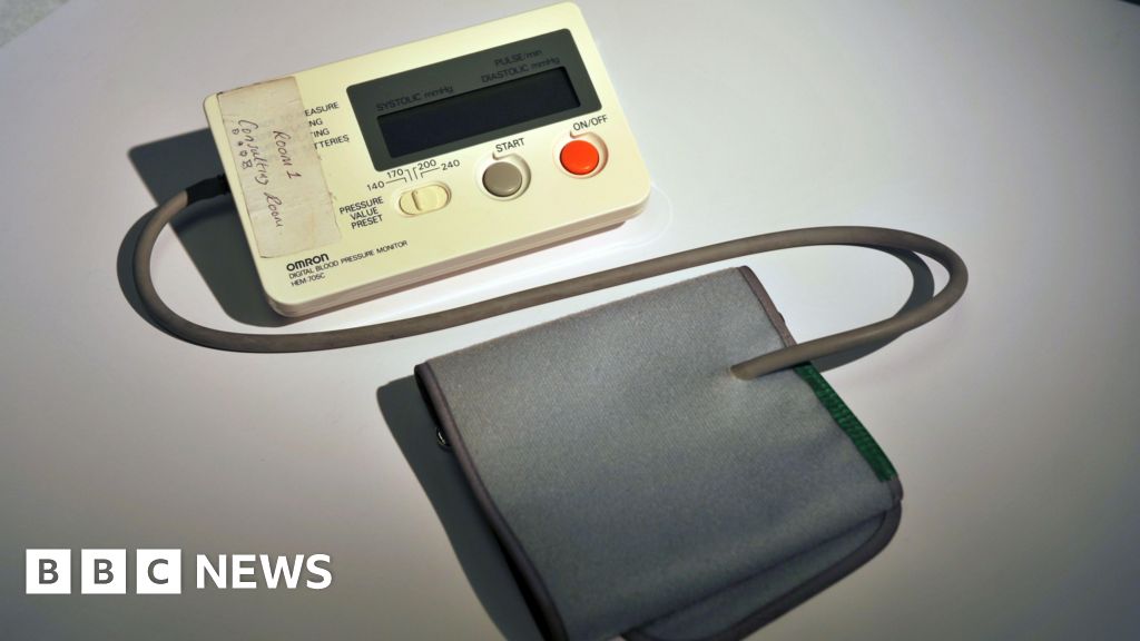 Cornwall libraries offer blood pressure monitors - BBC News