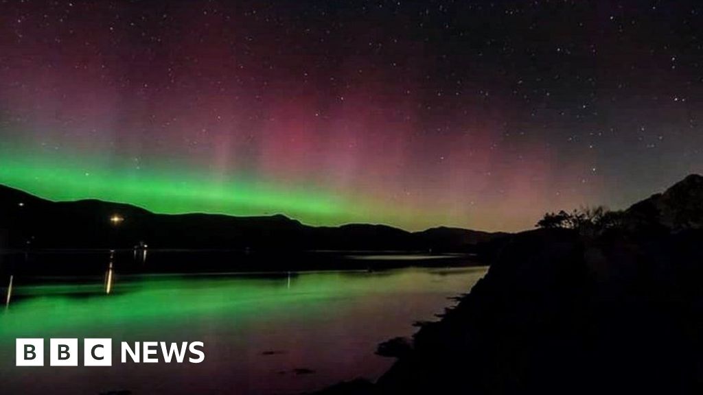 Northern Lights shine in the night sky over Wales - BBC News