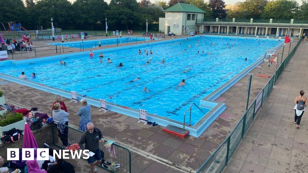 Peterborough Lido welcomes summer solstice swimmers - BBC News