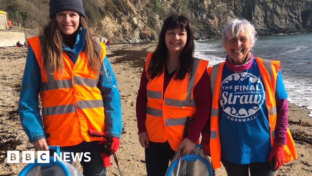 Cornwall beach cleaners join forces for clean-up - BBC News