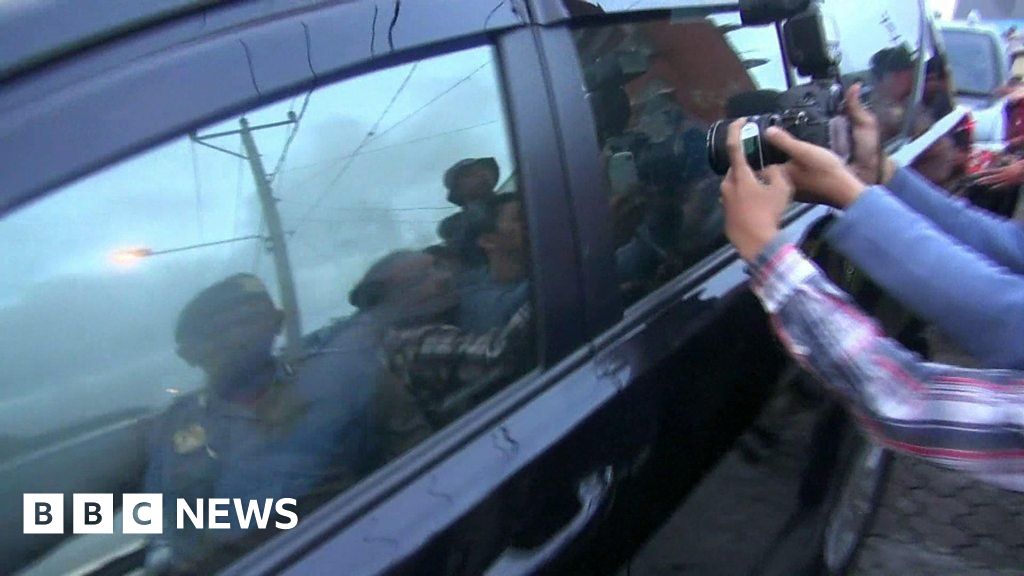 Schapelle Corby escorted through Bali media scrum - BBC News