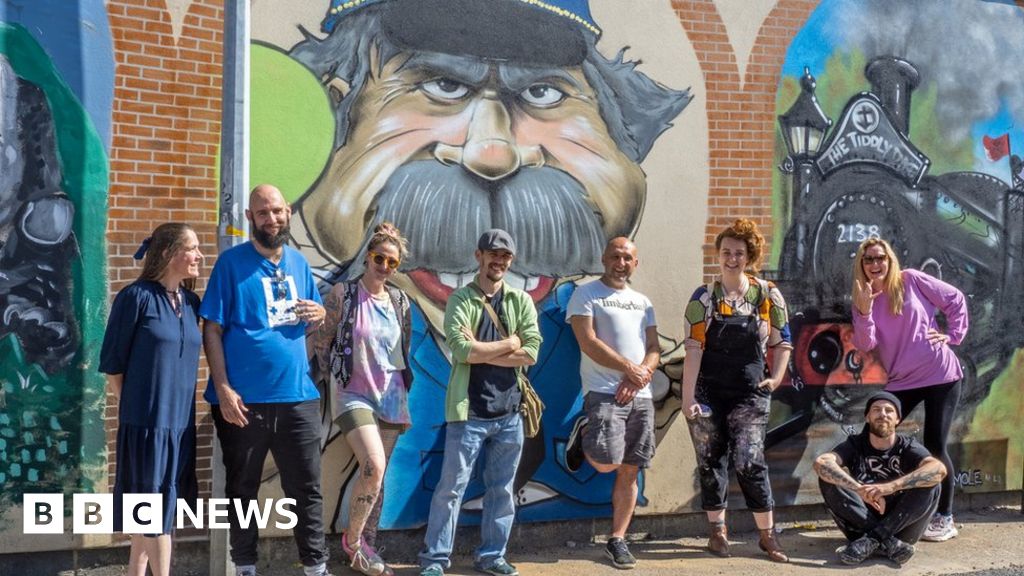 Swindon collective effort to brighten up 'tagged' street - BBC News