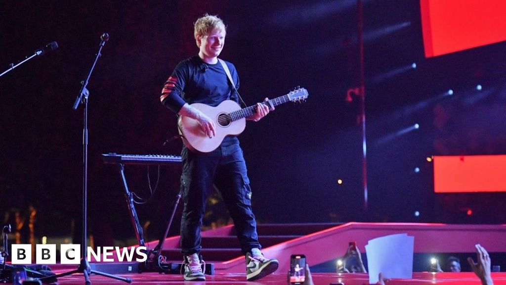 Ed Sheeran treated parents to private Louvre visit - BBC News