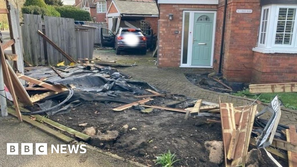 Arrest after car crashes into Lincoln house - BBC News