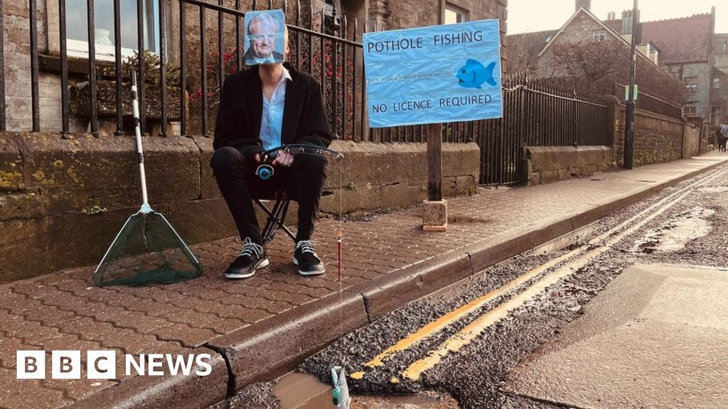 Malmesbury teenager 'fishes' in potholes to raise awareness - BBC News