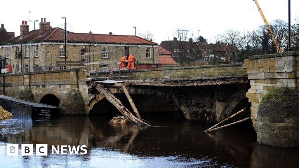 Flood-hit Tadcaster bridge replacement shuttle bus costs £20K - BBC News